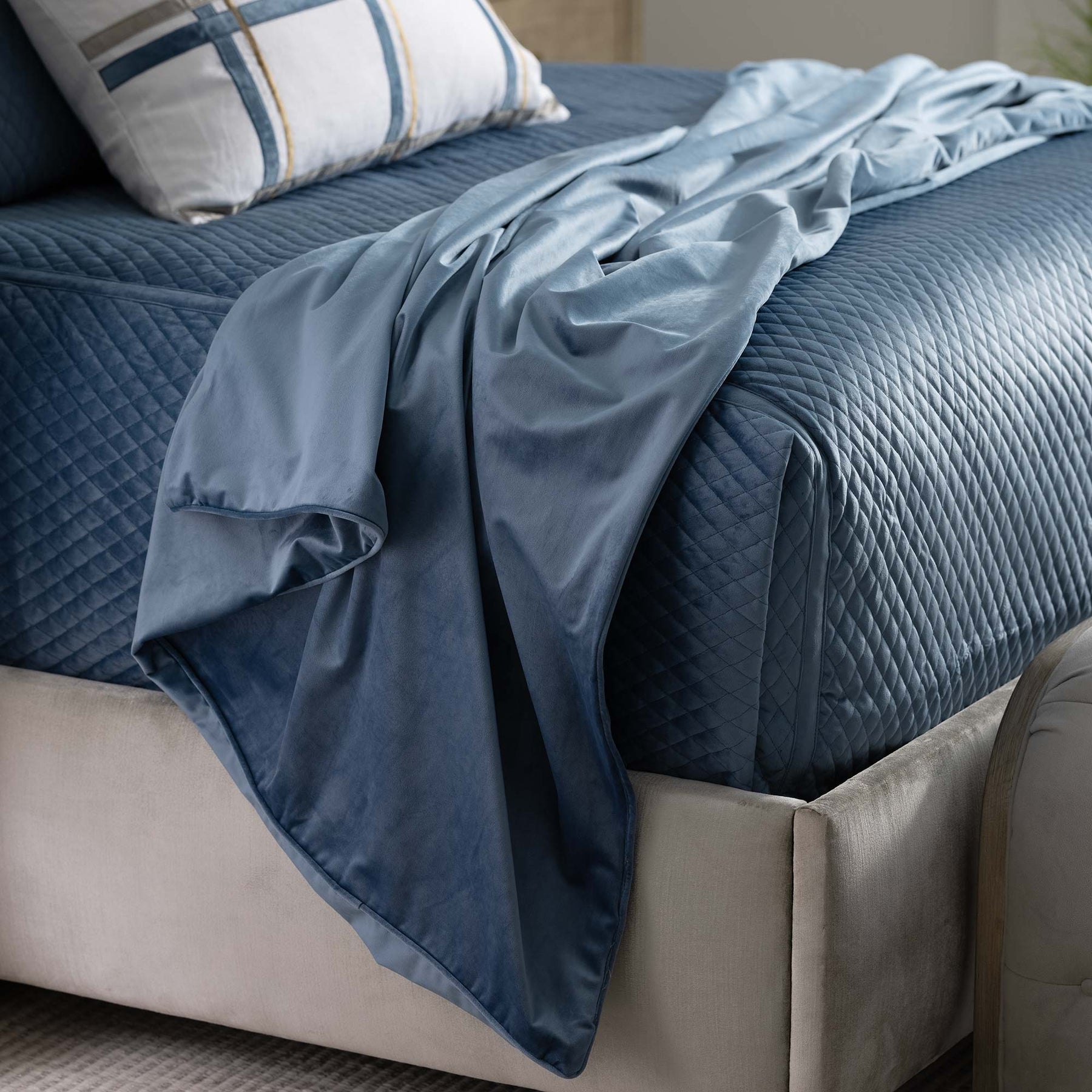 Milo Padded Throw Smokey Blue 50x90 – Lili Alessandra